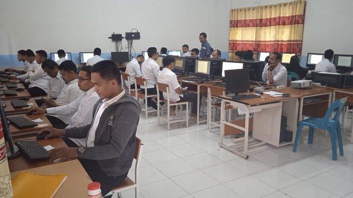 223 Tenaga Kependidikan Bireuen Ikut Uji Kompetensi - Serambinews.com