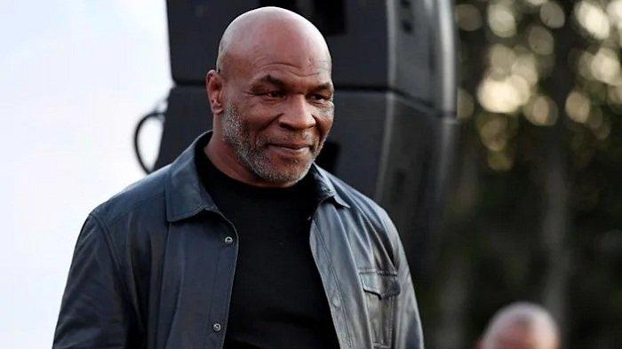 Penumpang Pesawat Lempar Botol ke Mike Tyson, Tinju Langsung Menghantam ...