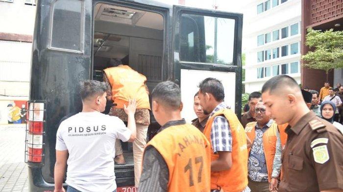 Kejari Bireuen Tahan 5 Tersangka Korupsi Dana Desa, Mantan Pj Keuchik ... Kejari Bireuen Tahan 5 Tersangka Korupsi Dana Desa, Mantan Pj Keuchik ...