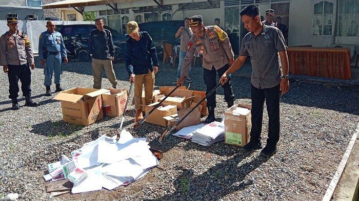 KIP Aceh Selatan Musnahkan Ribuan Surat Suara Rusak - Serambinews.com