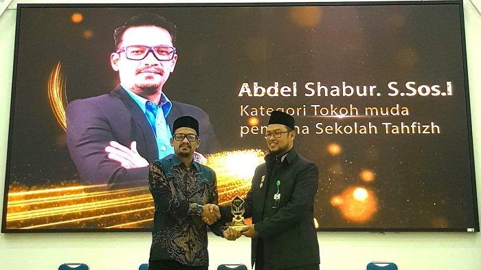 Abdus Sabur Raih Elmasudy Award Kategori Tokoh Muda Pembina Sekolah Tahfizh - Serambinews.com
