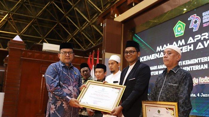 Kemenag Aceh Beri Penghargaan Ulama Muda Kharismatik untuk Abu Muda ...