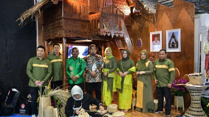 Pj Bupati Iswanto Boyong Ragam Produk Kerajinan Aceh Besar di Event ...