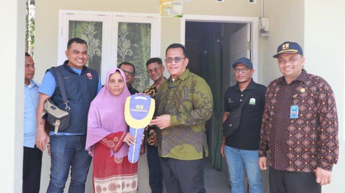 Pj Bupati Pijay Serahkan Kunci Rumah Bantuan ke Nek Mariamah ...