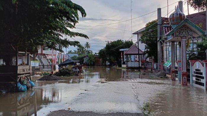 Air Surut, Korban Banjir di Aceh Utara Mulai Bersihkan Lumpur - Serambinews.com