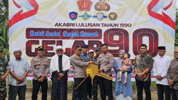 Akabri 90 Bedah Rumah Personel Polres Bireuen - Serambinews.com