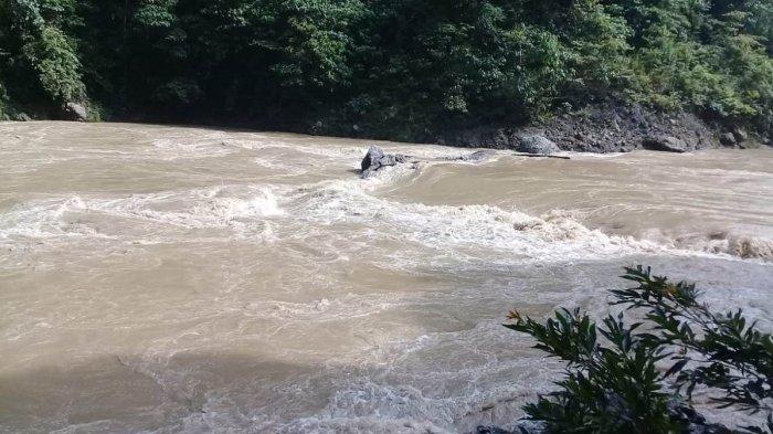 Akses Jalan Susah Dilalui, Warga Pelosok di Aceh Timur Arungi Sungai ...