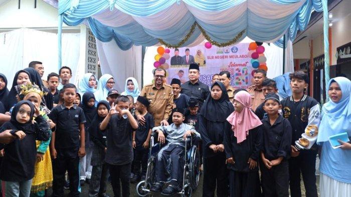 Pj Bupati Azwardi Serahkan Kursi Roda untuk Siswa Disabilitas di SDLB ...