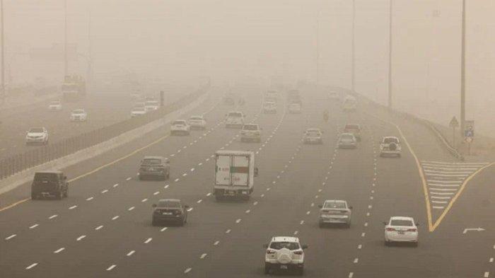 Badai Debu Hantam Uni Emirat Arab, Warga Diminta Tetap di Rumah ...