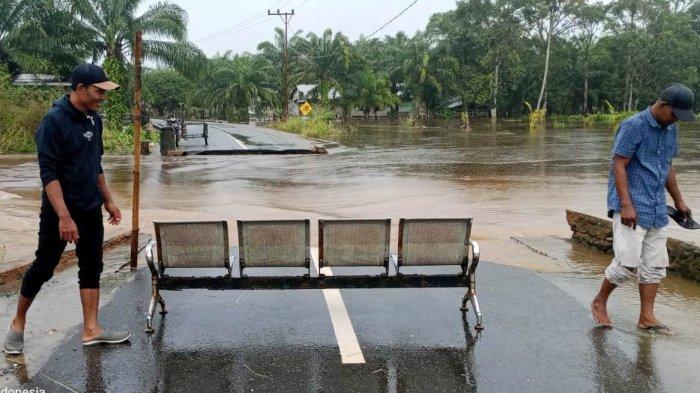 Lagi, Banjir Putuskan Jembatan di Nagan Raya - Serambinews.com