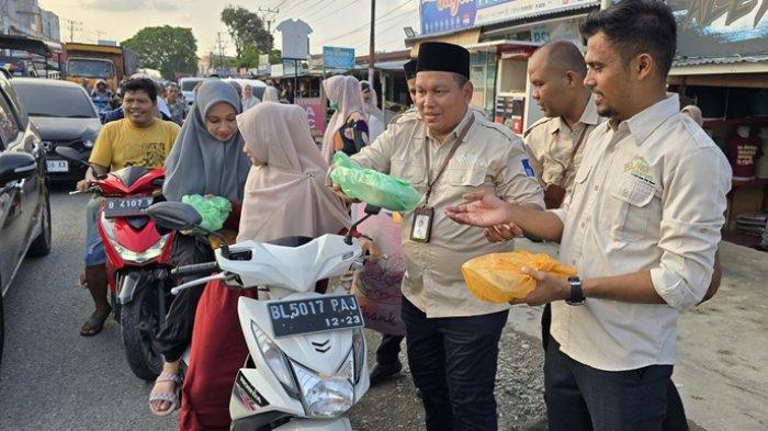 Bank TCD Sigli Bagikan 850 Paket Takjil dan Santuni 20 Anak Yatim Piatu - Serambinews.com