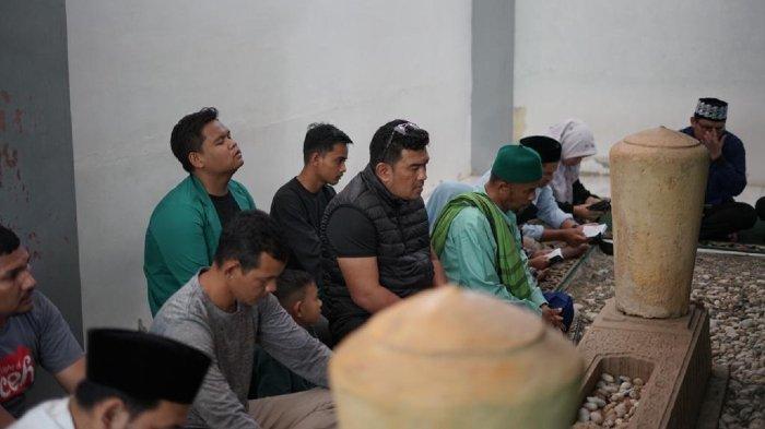 Bersama Mahasiswa, Disbudpar dan ISAD Aceh Saweu dan Peugleh Makam ...