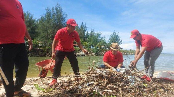 Rangkaian Peringatan HUT, Pengurus PDIP Aceh Bersihkan Pantai Mon Ikeun ...