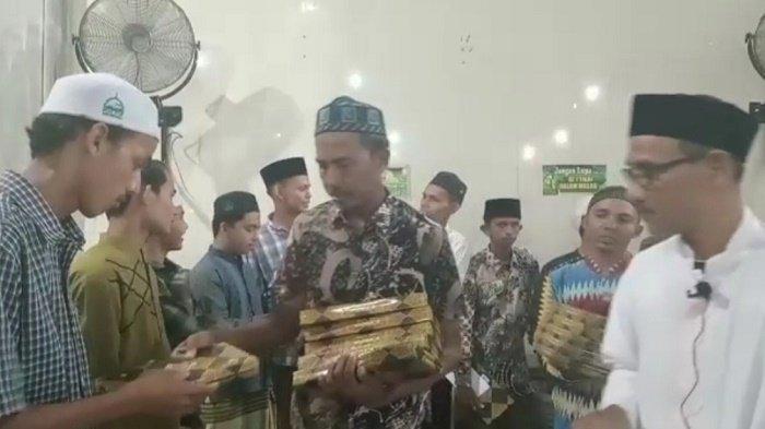 Guru Pengajian, Anak Yatim dan Santri di Desa Cot Tufah Dapat Santunan ...
