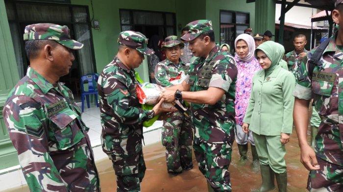 Danrem 011/Lilawangsa Antar Bantuan untuk Prajurit yang Menjadi Korban Banjir di Aceh Tamiang ...