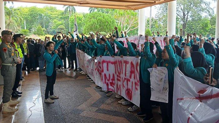 BREAKING NEWS - Mahasiswa Demo di Kantor Gubernur Aceh, Minta Ketua BRA ... BREAKING NEWS - Mahasiswa Demo di Kantor Gubernur Aceh, Minta Ketua BRA ...