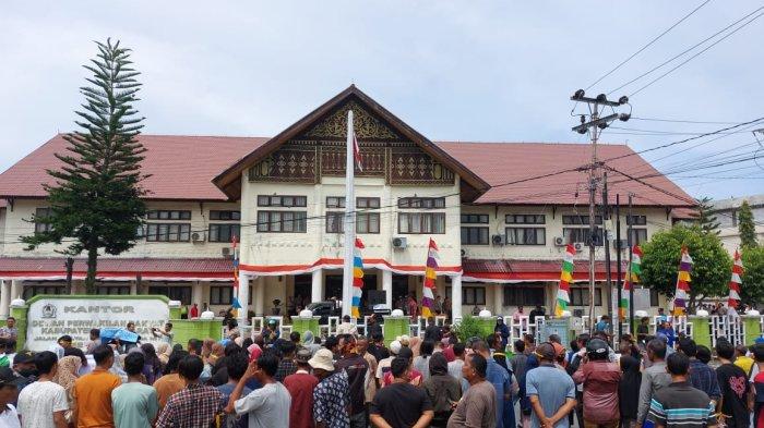Massa AMPA Lakukan Aksi Tolak Perpanjangan Pj Bupati Aceh Barat ...