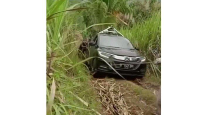 VIRAL Video Diduga Mobil Google Maps Terperosok di Kebun Tebu, Warga Ramai-ramai Evakuasi ...