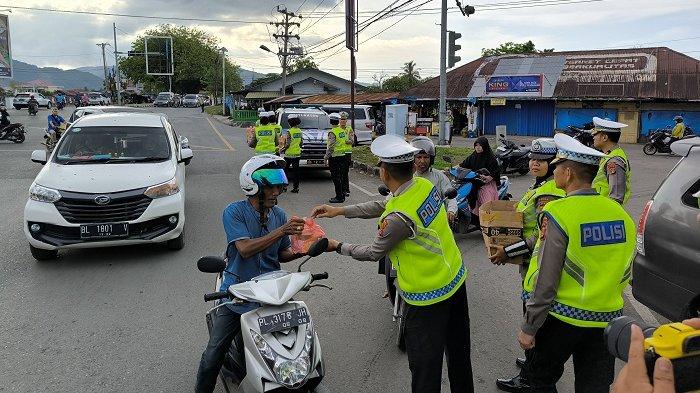 Ditlantas Polda Aceh Bagi-bagi Takjil dan Imbau Kepatuhan Lalu Lintas - Serambinews.com