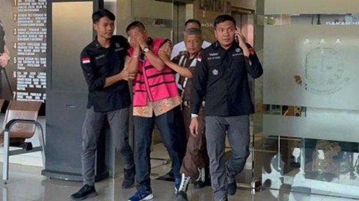 Eks Plt Kadis ESDM Babel Tersangka Baru Korupsi Timah, Tutupi Wajah dengan Tangan saat Ditahan ...