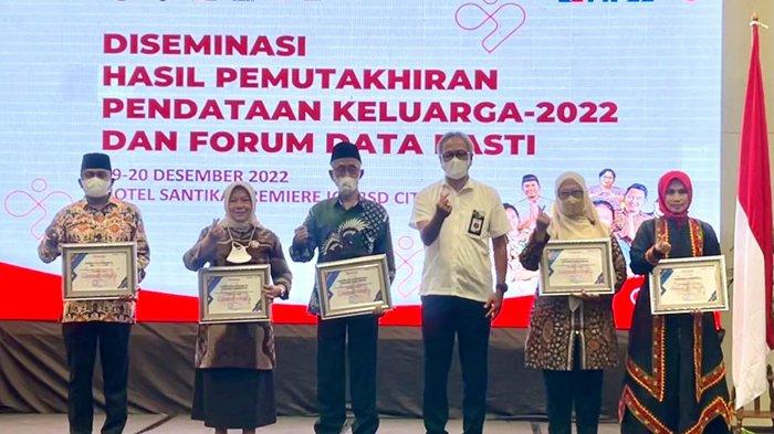 Pemkab Pijay Raih Penghargaan BKKBN Pusat, Begini Kata Kadinkes KB ...