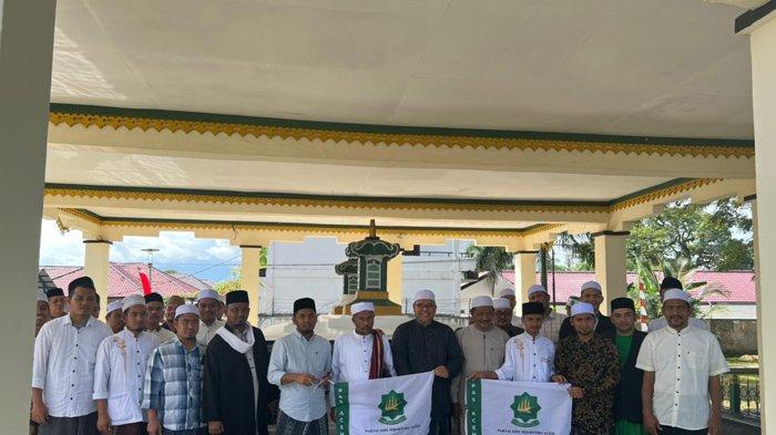 Pengurus PAS Aceh Ziarahi Makam Sultan dan Ulama - Serambinews.com