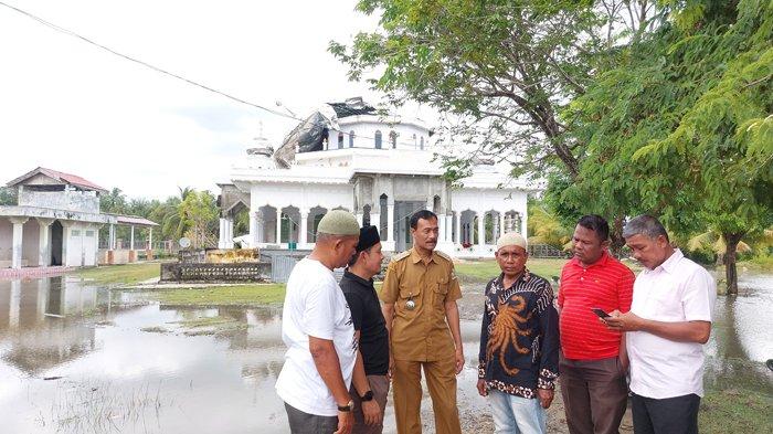 Anggota DPRA Kunjungi Masjid Baitannur di Batee yang Kubahnya Roboh Diterjang Badai - Halaman ...