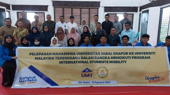 Rektor Unigha Sigli Resmi Lepas Mahasiswa dan Dosen ke UMT Malaysia - Serambinews.com