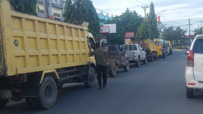 Pagi Ini Solar Masih Sulit, Mobil Angkutan Umum Antre Panjang di SPBU ...