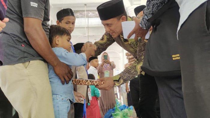 Jelang Ramadhan, Camat Kembang Tanjong Santuni 205 Anak Yatim - Serambinews.com