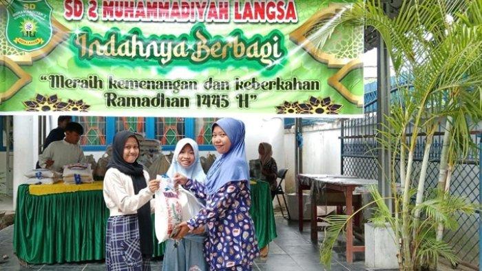 SD Muhammadiyah 2 Langsa Berbagi 125 Paket Ramadhan ke Fakir Miskin - Serambinews.com