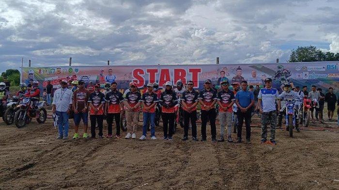 Ratusan Croser Ramaikan Kejuaraan Motocross Piala Kajari Nagan Raya ...