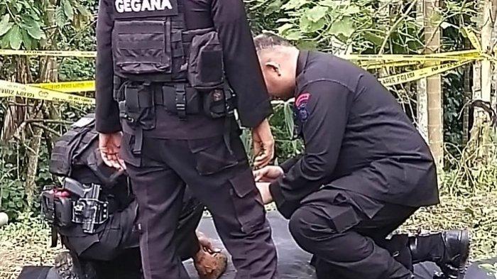 Tim Gegana Polda Aceh Evakuasi Dua Benda Mirip Mortir di Bener Meriah ...