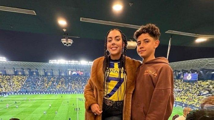 Georgina Rodriguez Menarik Perhatian Penonton Pertandingan Debut ...