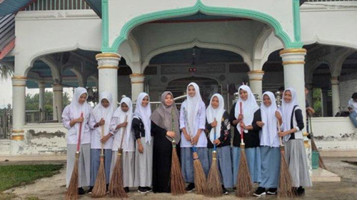 Ratusan Siswa SMAN 2 Delima Bersihkan Meunasah, Jelang Peringatan HUT ...