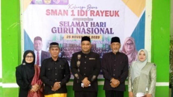 Kepala, Guru, dan Tenaga Kependidikan SMAN 1 Idi Rayeuk Berpakaian Adat Aceh Saat Upacara HGN ...