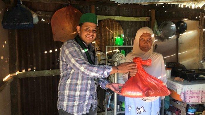 HMI Cabang Lhokseumawe-Aceh Utara Bagikan Sembako untuk Kaum Dhuafa - Serambinews.com