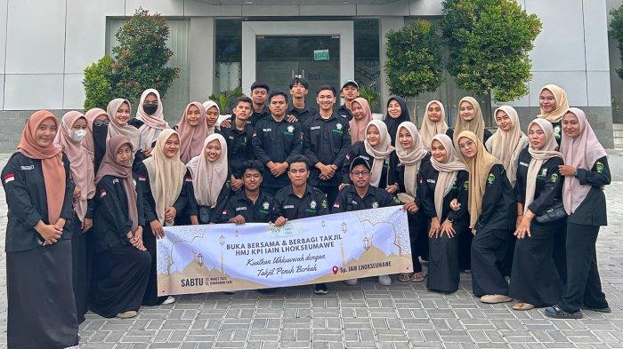 Mahasiswa KPI IAIN Lhokseumawe Bagi Takjil kepada Pejalan Kaki - Serambinews.com