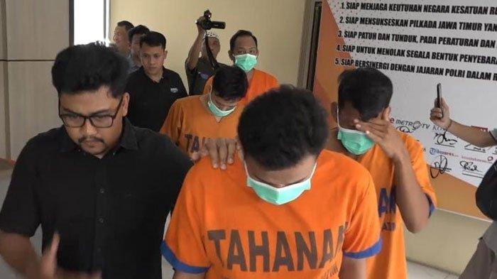 4 Polisi Gadungan Beraksi di Sidoarjo, Pelaku Tangkap Warga Minta Uang ... 4 Polisi Gadungan Beraksi di Sidoarjo, Pelaku Tangkap Warga Minta Uang ...
