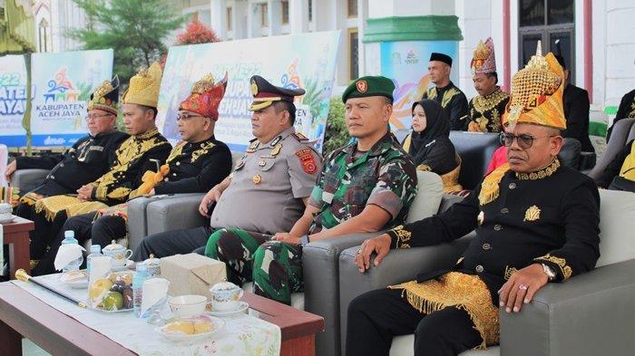Pakaian Adat Aceh Warnai Upacara HUT Ke-22 Aceh Jaya, Termasuk Dipakai Pj Bupati, Yatim ...