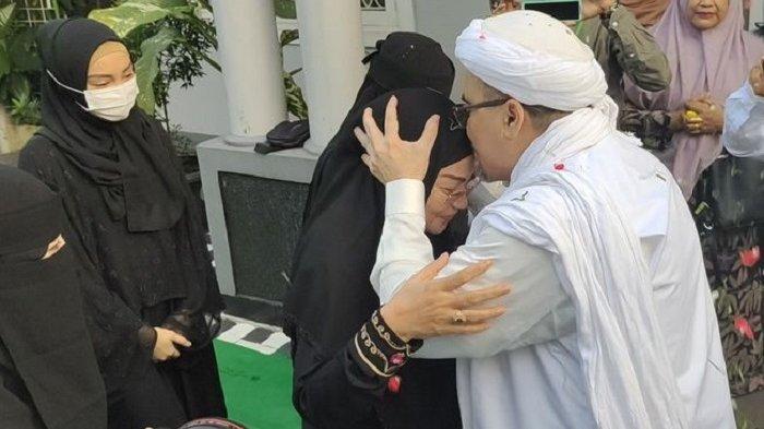 Habib Rizieq Shihab Tiba di Rumah, Cium Kening Istri dan Makan Nasi Kebuli Bersama Keluarga ...
