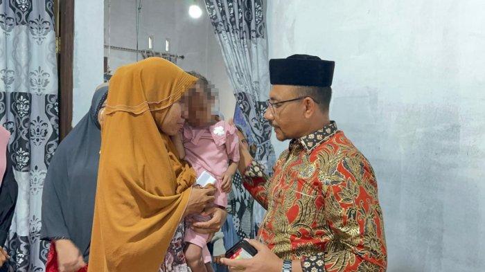 Haji Uma Kunjungi Rumah Arya Kaysa, Balita Bocor Jantung Asal Aceh Timur - Serambinews.com