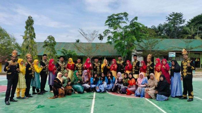 Siswa/Guru SMAN 1 Ranto Peureulak Aceh Timur Kenakan Pakaian Adat, Saat ...