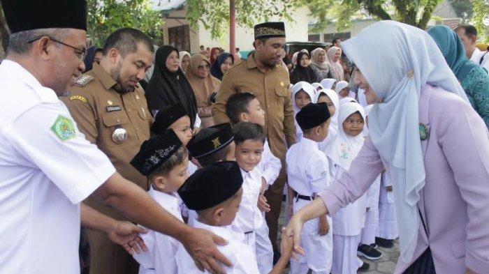 Pj Bupati dan Bunda PAUD Aceh Besar Dampingi Bunda PAUD Aceh Pantau Hari Pertama Masuk Sekolah ...