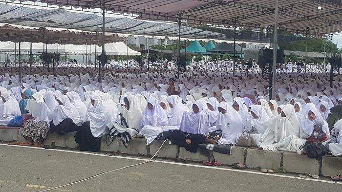 Emak-emak Kenakan Pakaian Putih Padati PCC di Haul Sirul Mubtadin ...