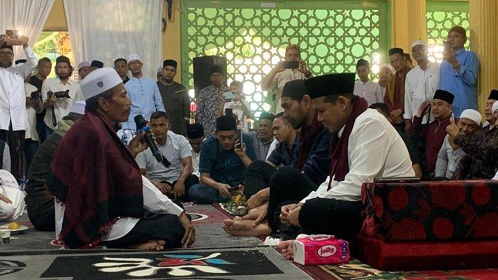 Hadiri Haul Ke-26 Abu Lam Ateuk, Mualem-Dek Fadh Minta Doa Dijauhkan dari Ulama Tergelincir ...