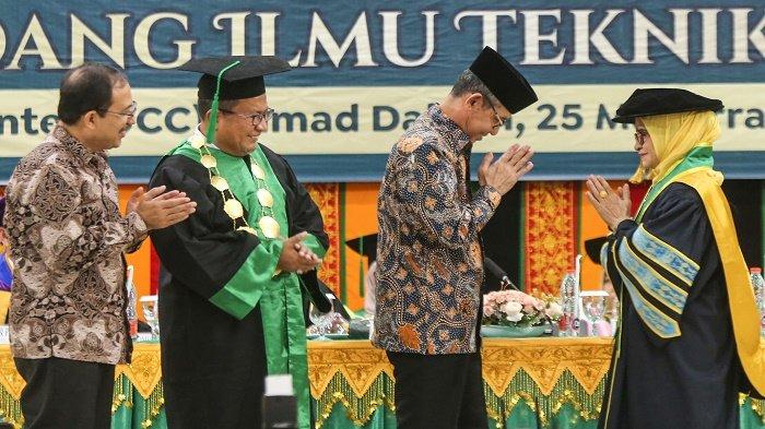 Unmuha Kukuhkan Guru Besar Bidang Ilmu Teknik Sipil - Serambinews.com