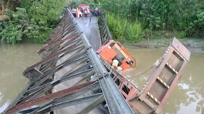 Jembatan Ambruk saat Dilalui Truk Pengangkut Alat Berat - Serambinews.com