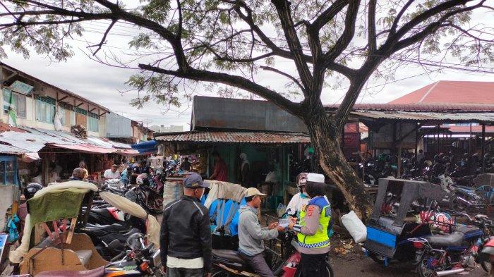 Kerap Macet di Pasar Inpres, Polantas Lhokseumawe Imbau Warga tak Parkir Kendaraan Sembarangan ...