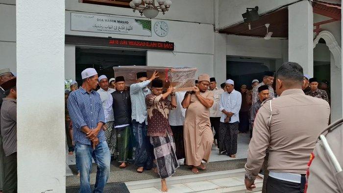Tiba di Pidie, Jenazah Waled NURA Disalatkan di Masjid Agung Alfalah ...